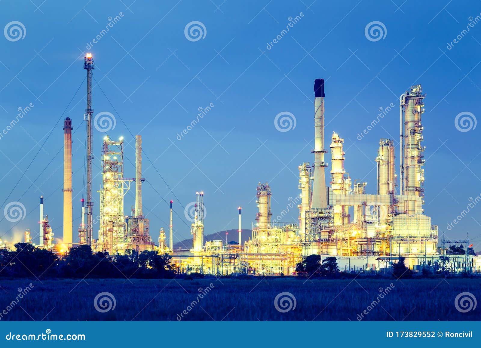 Refinaria de petróleo foto de stock. Imagem de gerador - 173829552