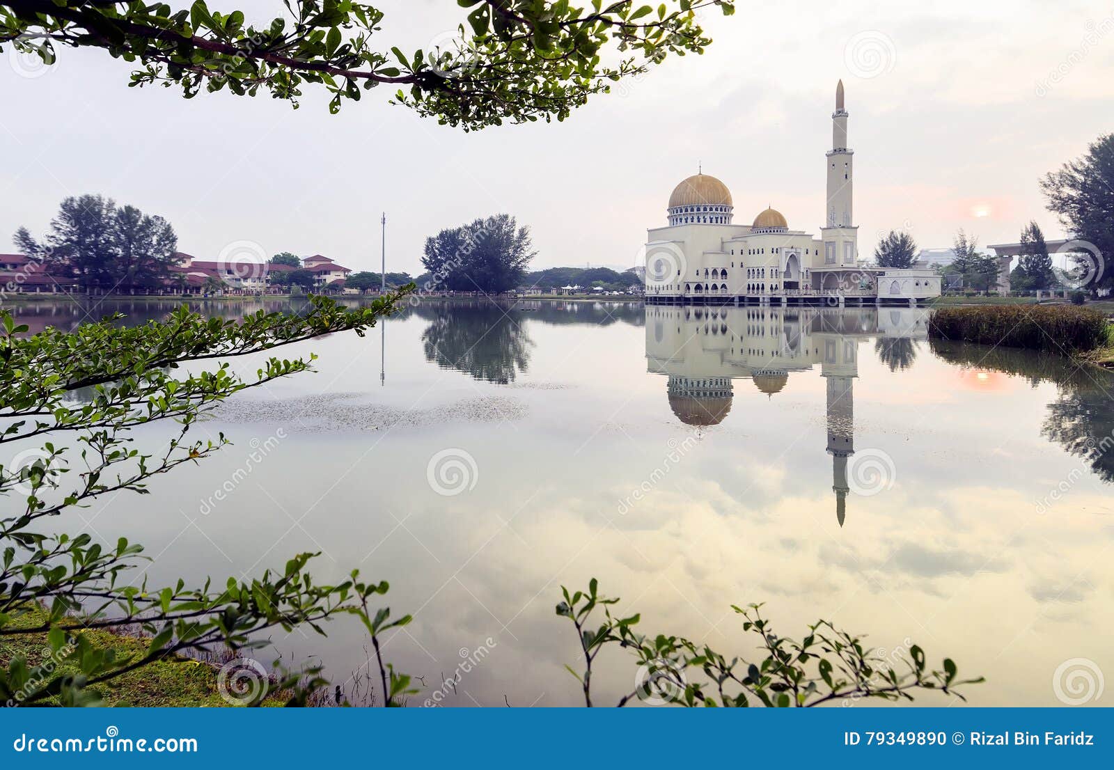 Reflection of Assalam Mosque Stock Photo - Image of holiday, islamic ...