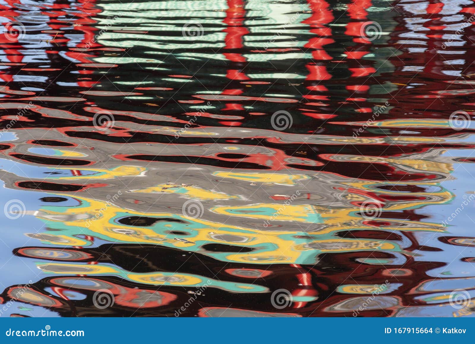 Reflection in Clean Water Waves 库存照片 - 图片 包括有 图象, 行动: 167915664