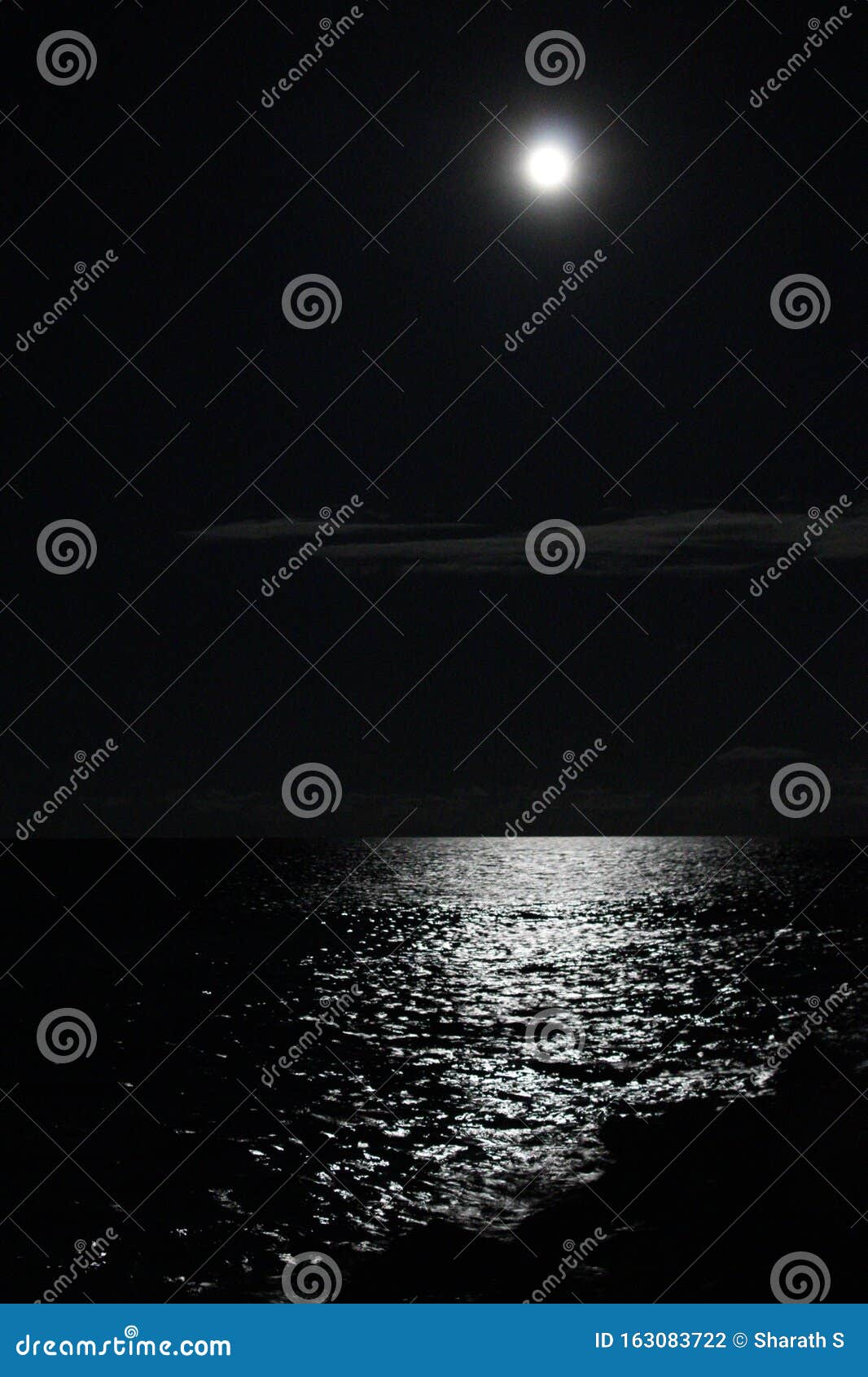 Reflection of the Moonlight on the Sea Bed during a Full Moon Day Stock ...