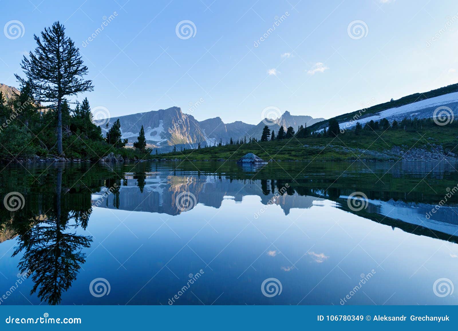 Reflection of the Mountain on Water, Mirror Image of Mountains in Water ...