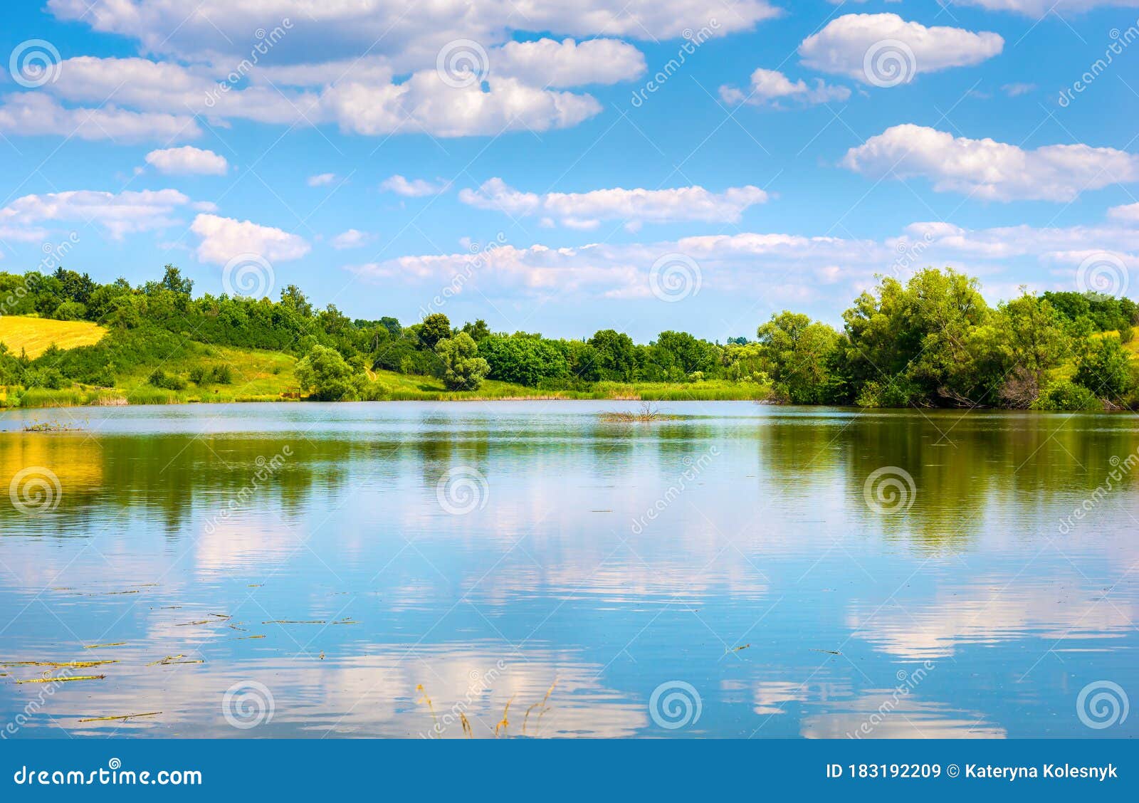 Reflection of sky in river 库存图片. 图片 包括有 安静, 阳光, 季节, 自治权 - 183192209