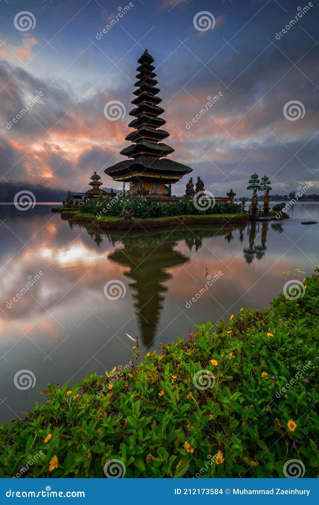 Reflection of temple stock photo. Image of cloud, lake - 212173584