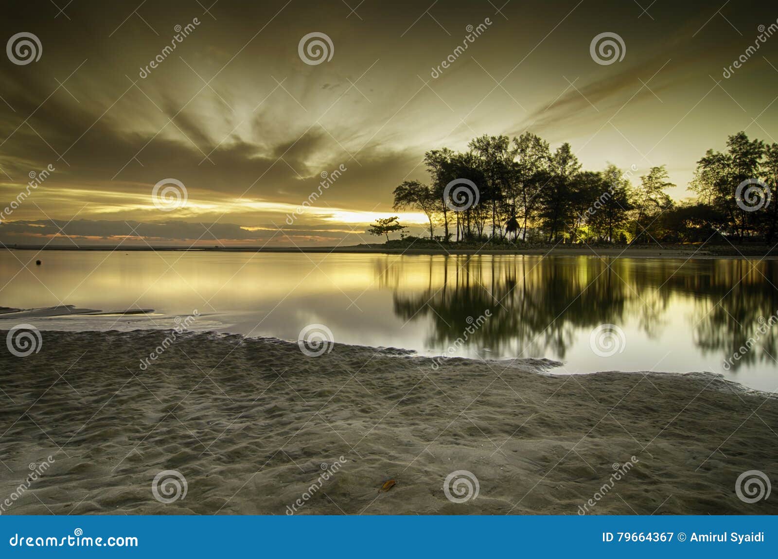 Reflection on Water and Beauty of Sunset Sunrise.sand and Warm ...