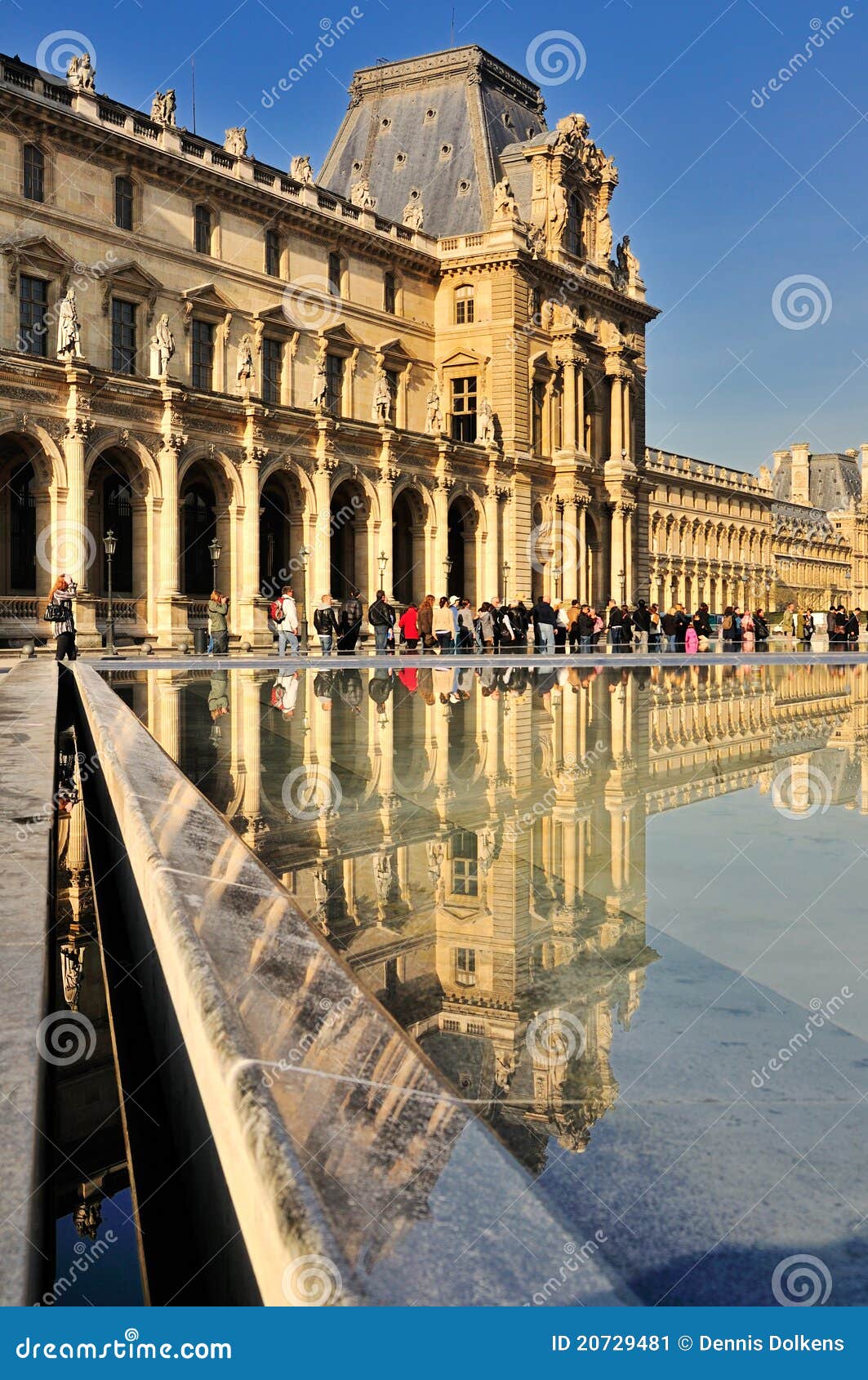Reflections of the Louvre editorial photo. Image of tourist - 20729481