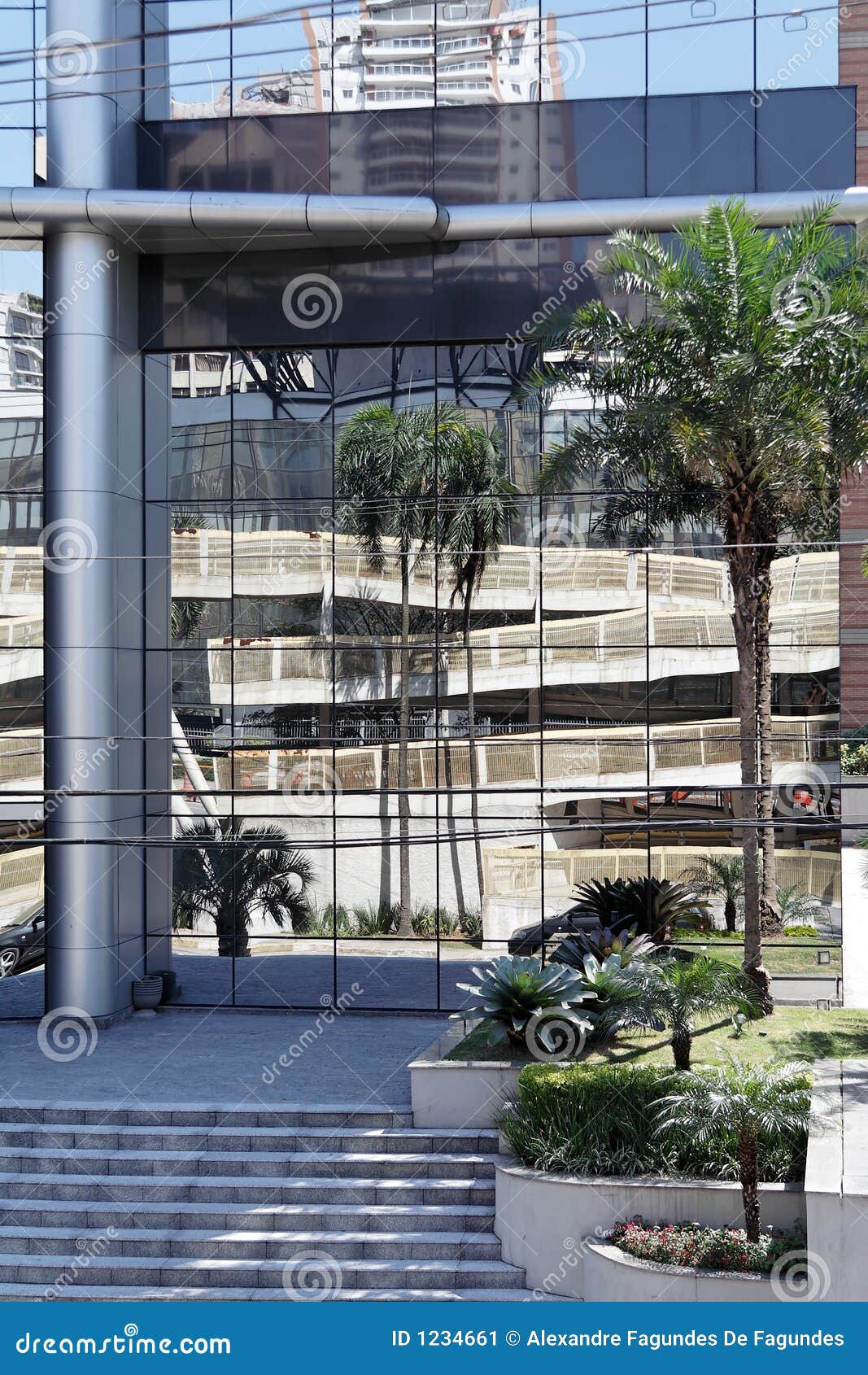 Reflejo De Cristal De Windows Imagen de archivo - Imagen de edificio ...