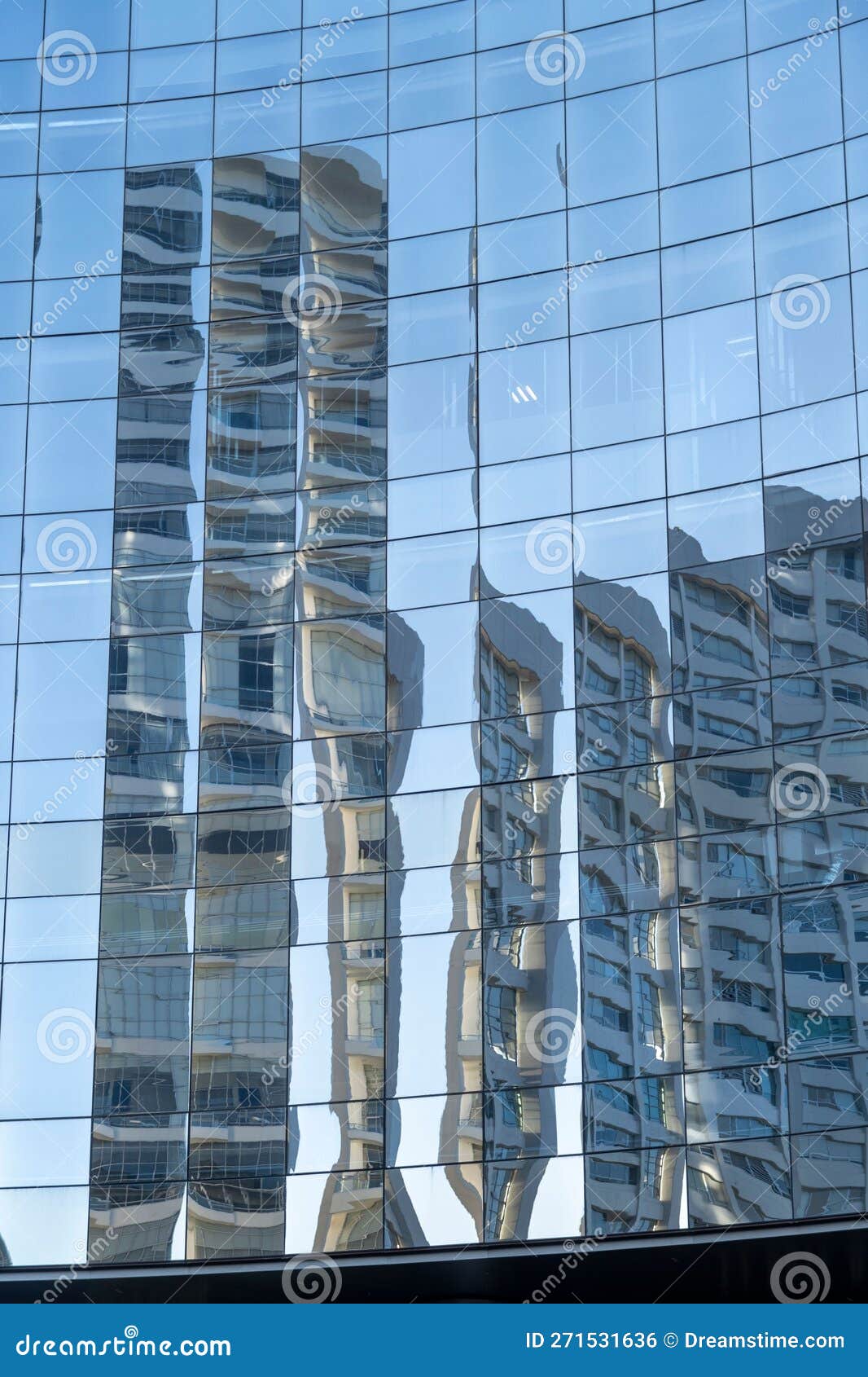 Reflejo De Los Edificios Urbanos Modernos En La Fachada Acristalada De Un Edificio Alto Foto de ...