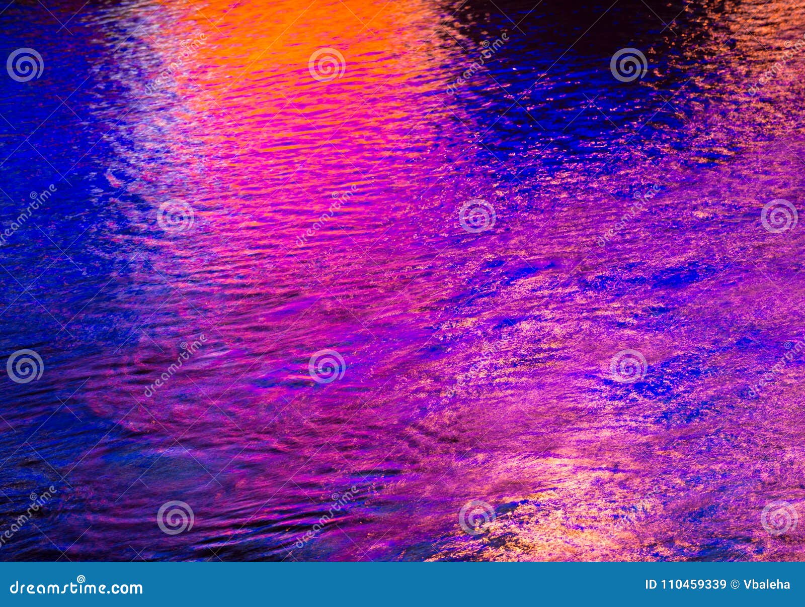 Reflejo De Luz Colorido En El Agua Imagen de archivo - Imagen de ...