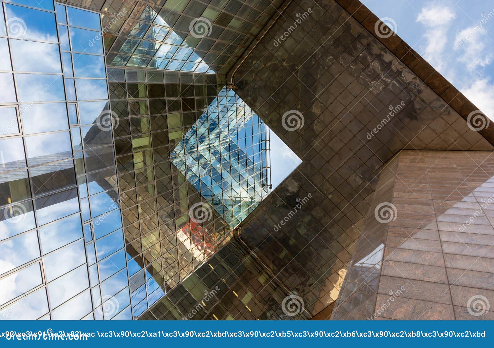 Reflejo Londinense De Las Nubes En Las Ventanas De Los Edificios ...