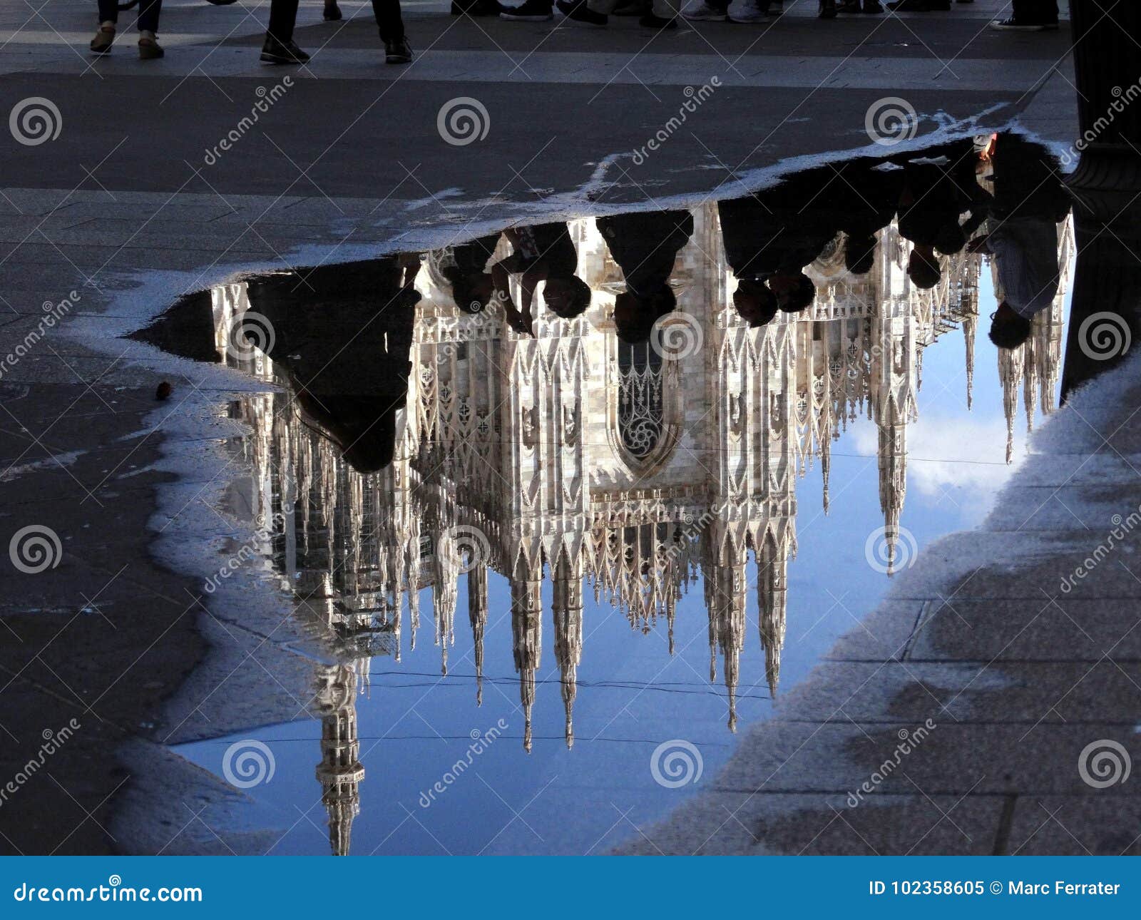 Reflektera Av Duomoen Milano Fotografering för Bildbyråer - Bild av ...