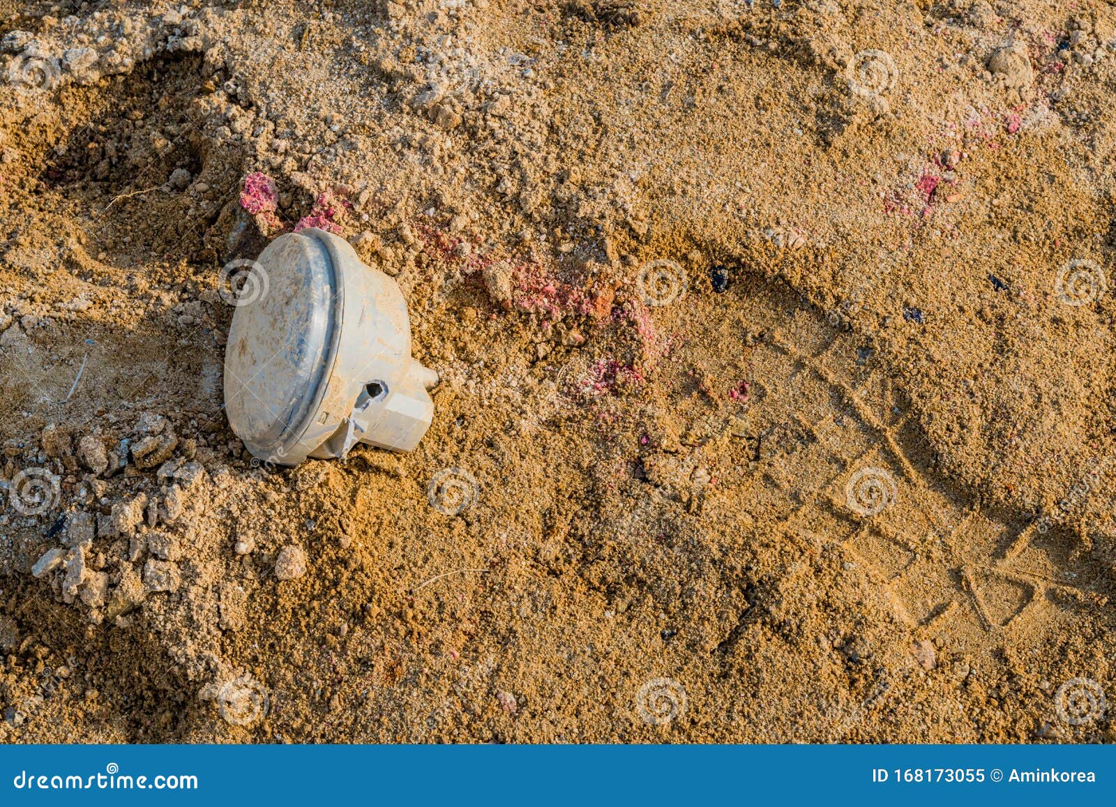 Refletor quebrado no solo imagem de stock. Imagem de coisa - 168173055