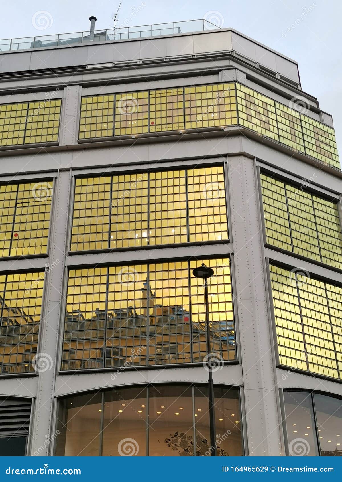 Reflets Fenêtres Jaune Paris Stock Image - Image of fentres, paris ...