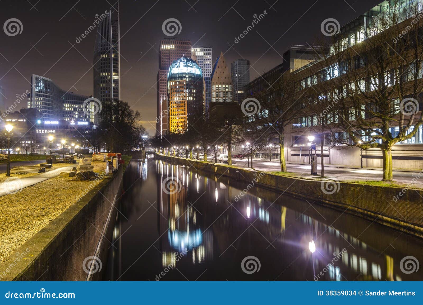 Reflexão Da Skyline Da Cidade De Haia Foto de Stock - Imagem de ...