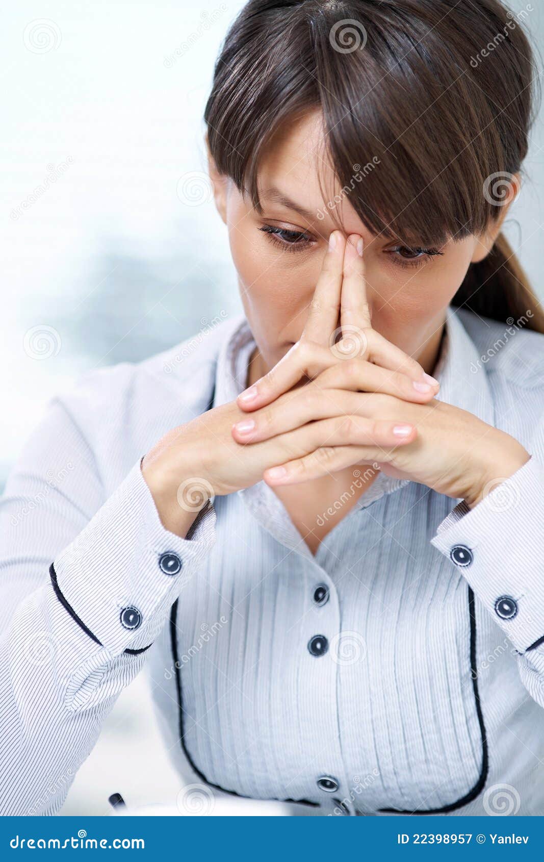 Reflexión de la mujer imagen de archivo. Imagen de persona - 22398957