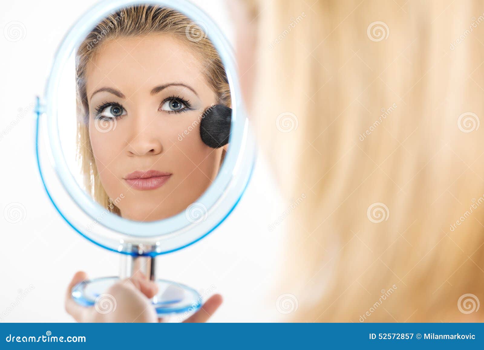 Reflexion im Spiegel stockbild. Bild von haut, schön - 52572857