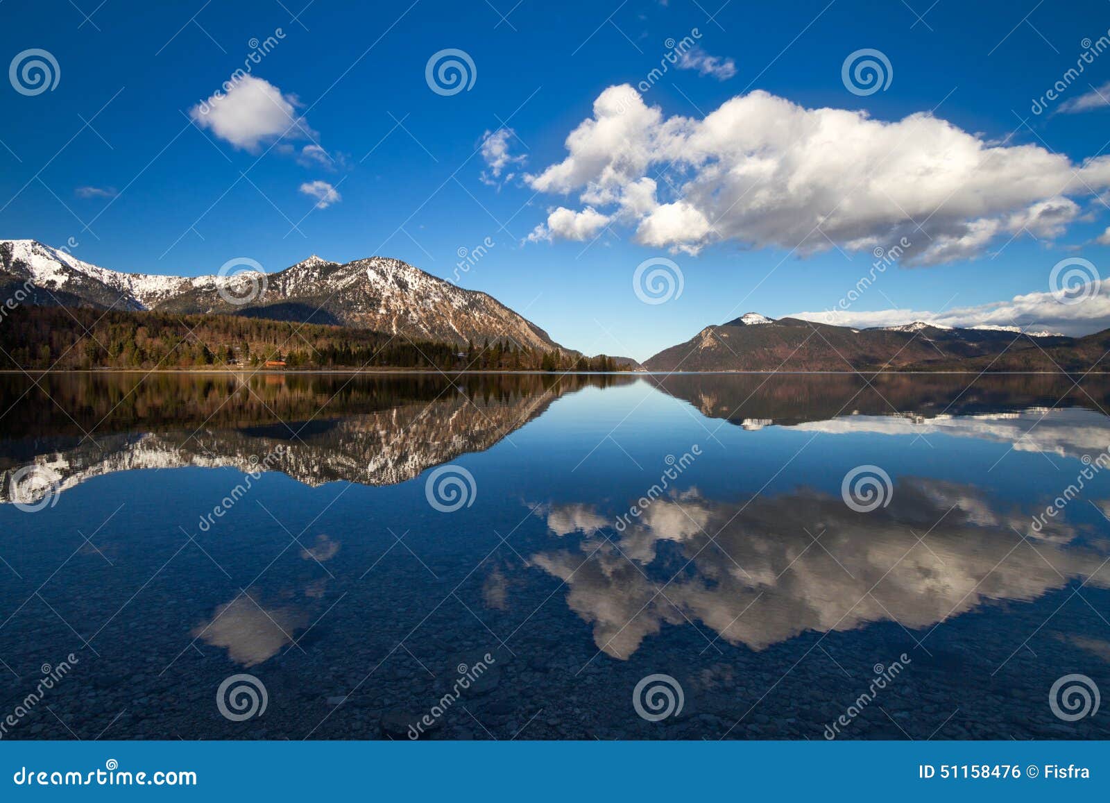 Reflexion in Walchensee, Deutsche Alpen, Bayern, Deutschland Stockfoto ...