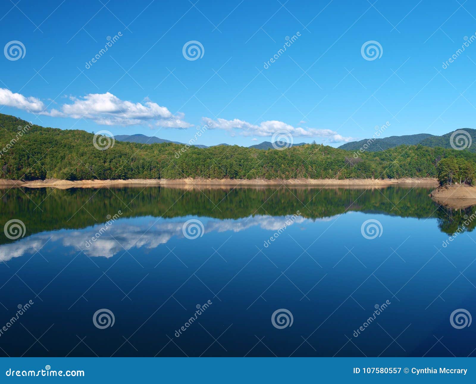Reflexiones Del Lago Fontana Imagen de archivo - Imagen de isla, azul ...