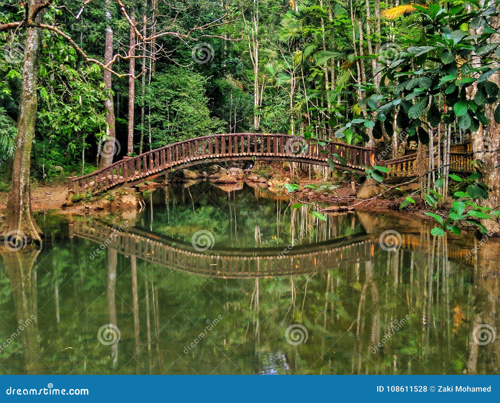 Reflexiones Hermosas En Bukit Wang Waterfall, Jitra, Kedah Foto de ...