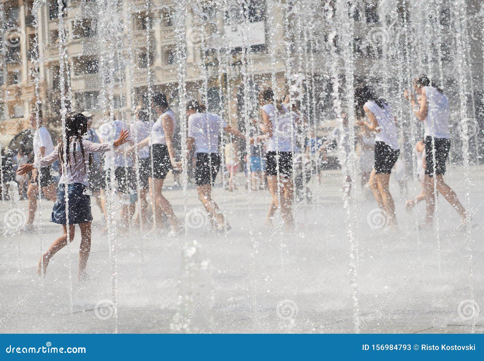 Refrescamiento En La Fuente De La Ciudad Foto de archivo editorial ...