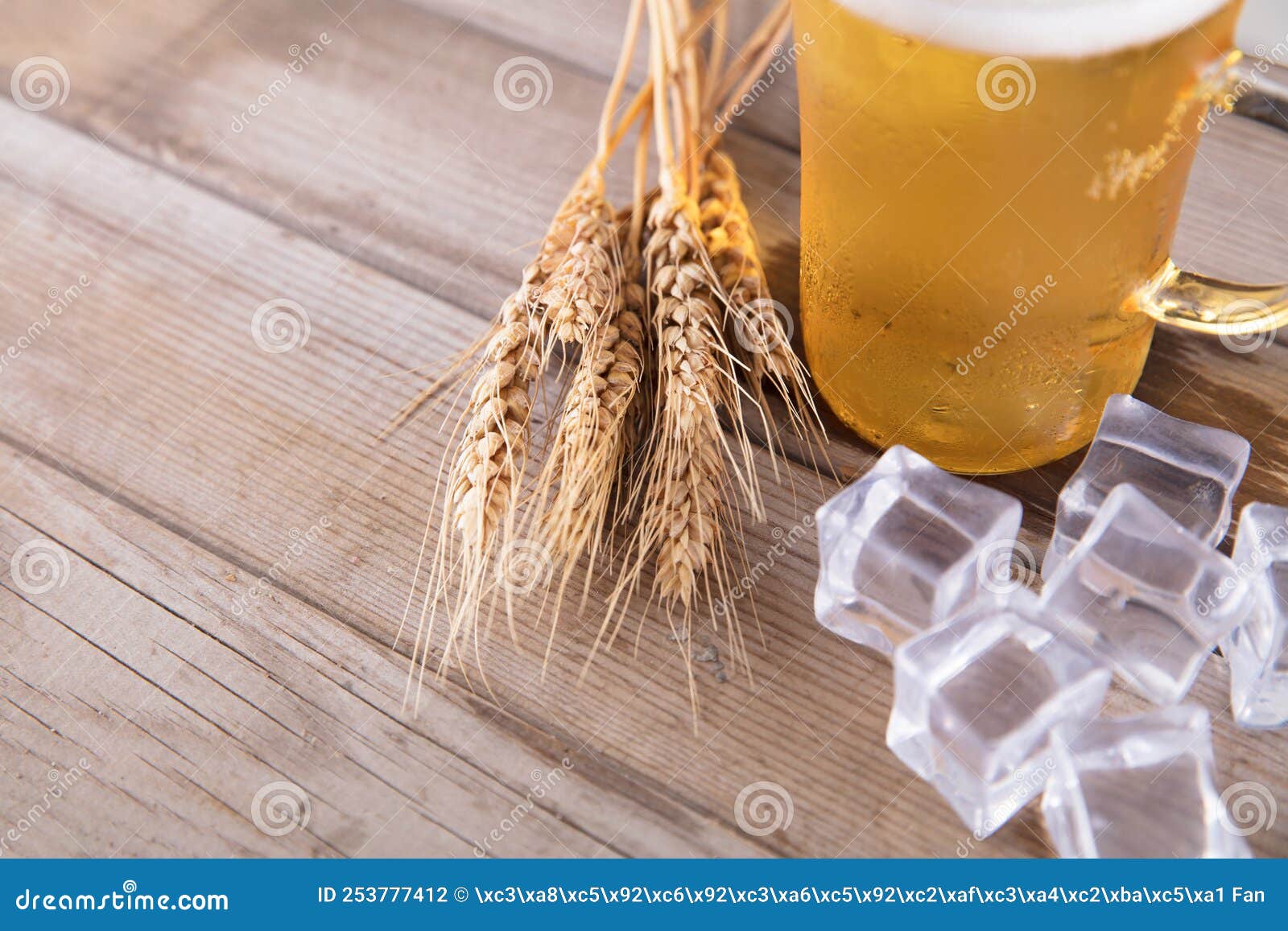 Refrescar La Cerveza Helada Foto de archivo - Imagen de fresco, mirando ...