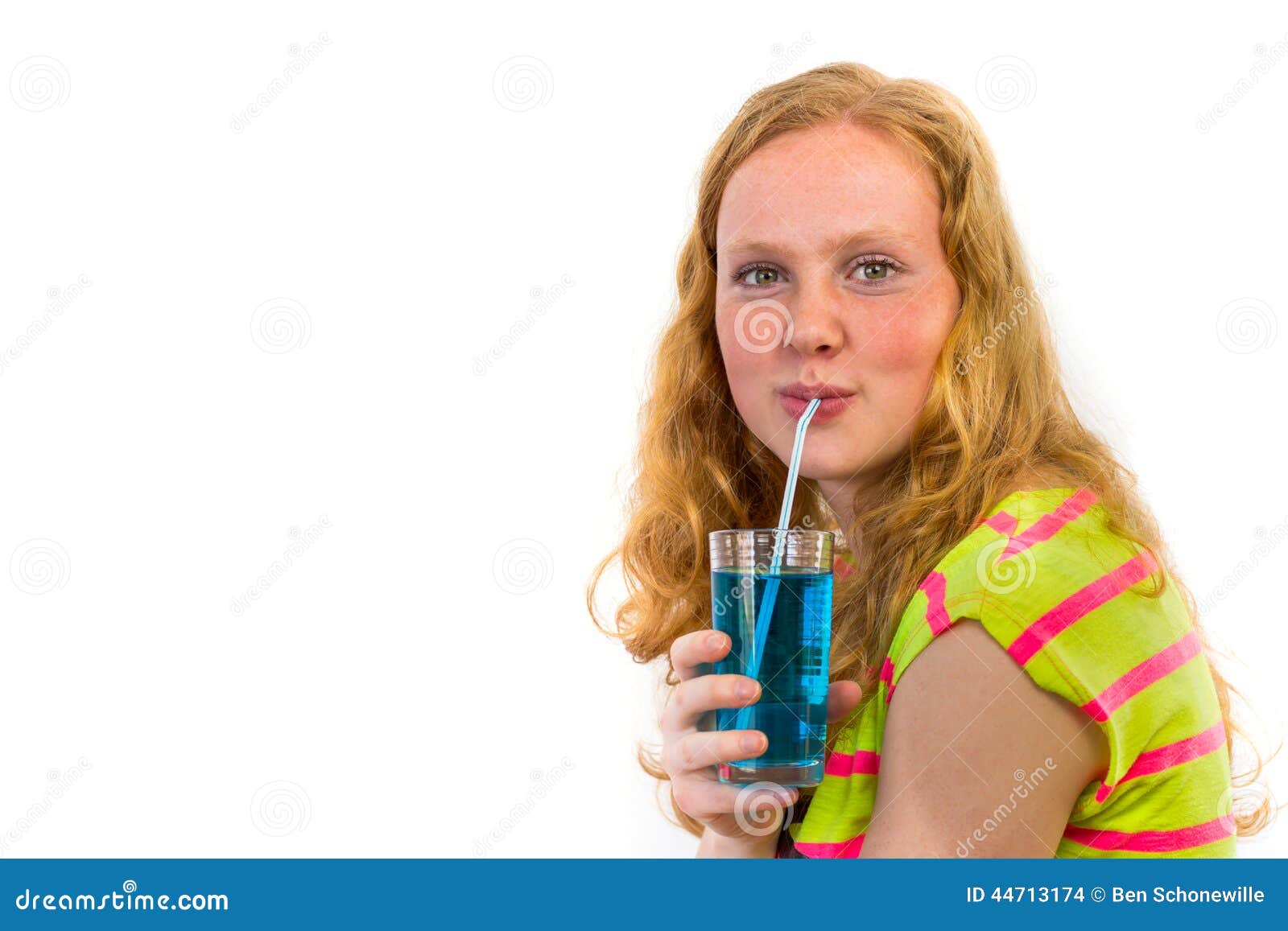 Refresco Bebendo Da Menina Do Ruivo Foto de Stock - Imagem de azul ...