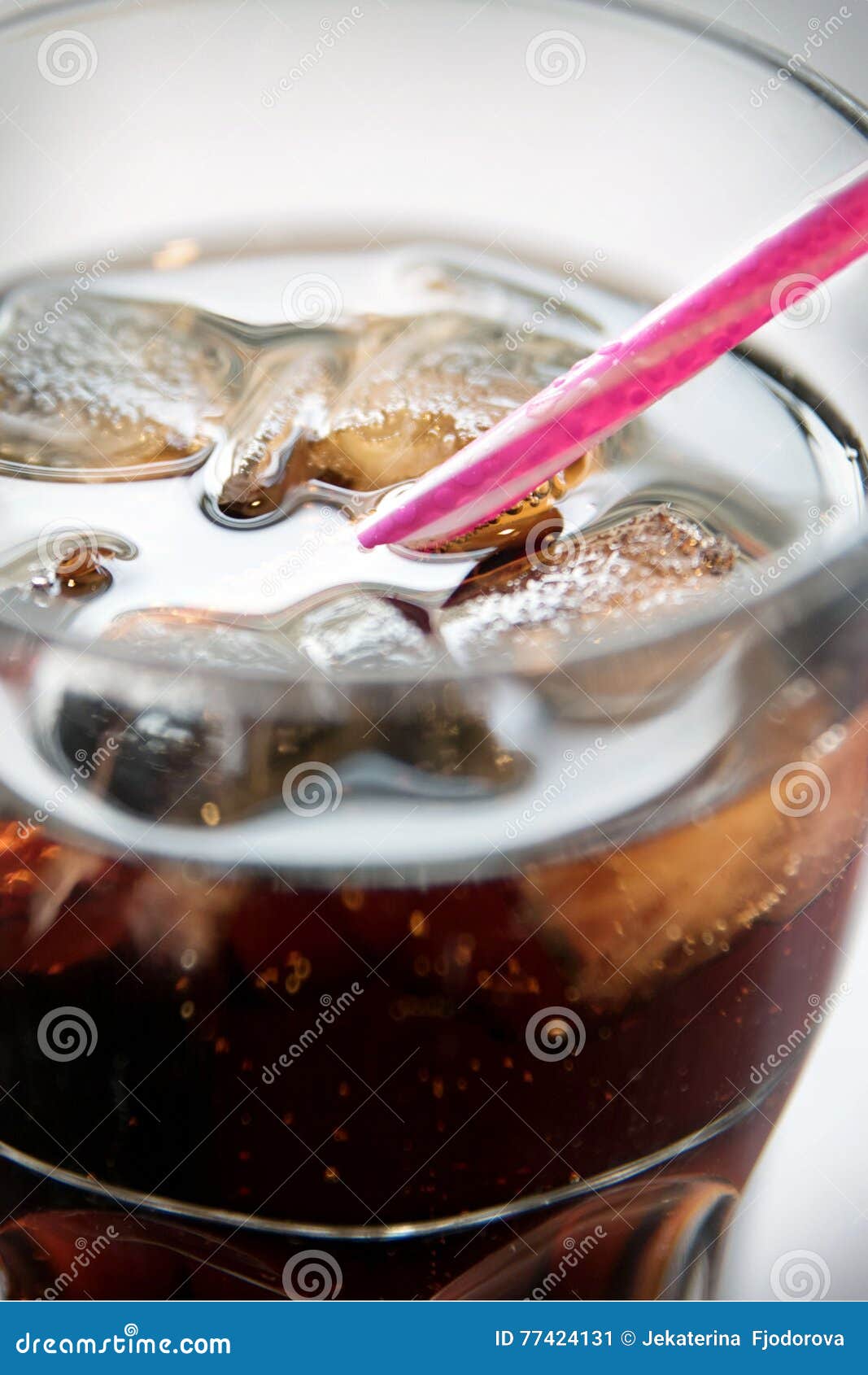 Refresco con hielo imagen de archivo. Imagen de hielo - 77424131