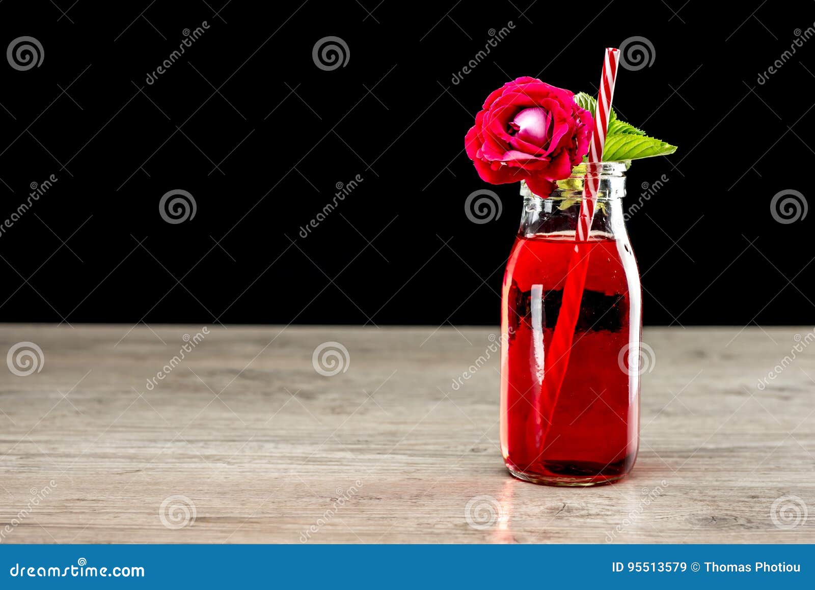Refresco con sabor a rosa imagen de archivo. Imagen de playa - 95513579