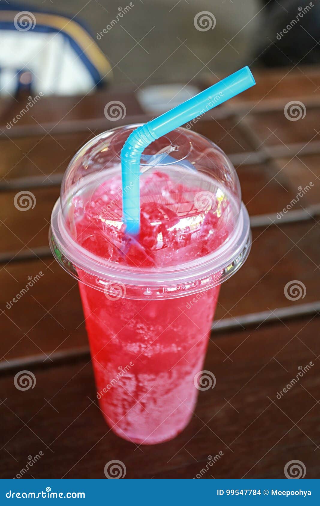 Refresco Rojo De La Soda En Vidrio Foto de archivo - Imagen de confuso ...
