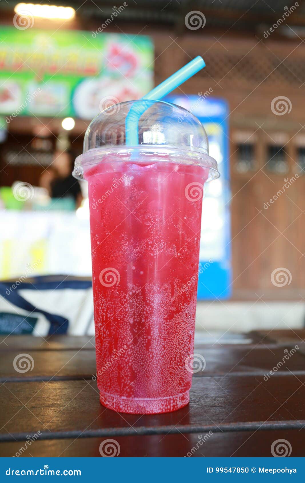 Refresco Rojo De La Soda En Vidrio Foto de archivo - Imagen de alimento ...