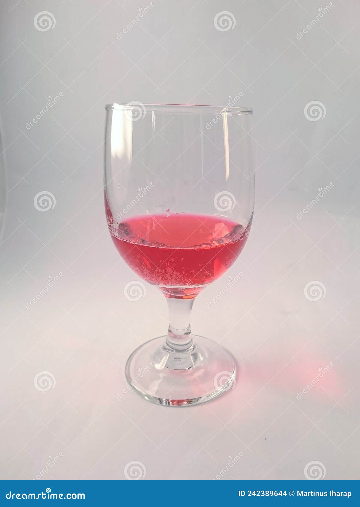 Refresco Rojo En Un Vaso De Agua Foto de archivo - Imagen de soda ...