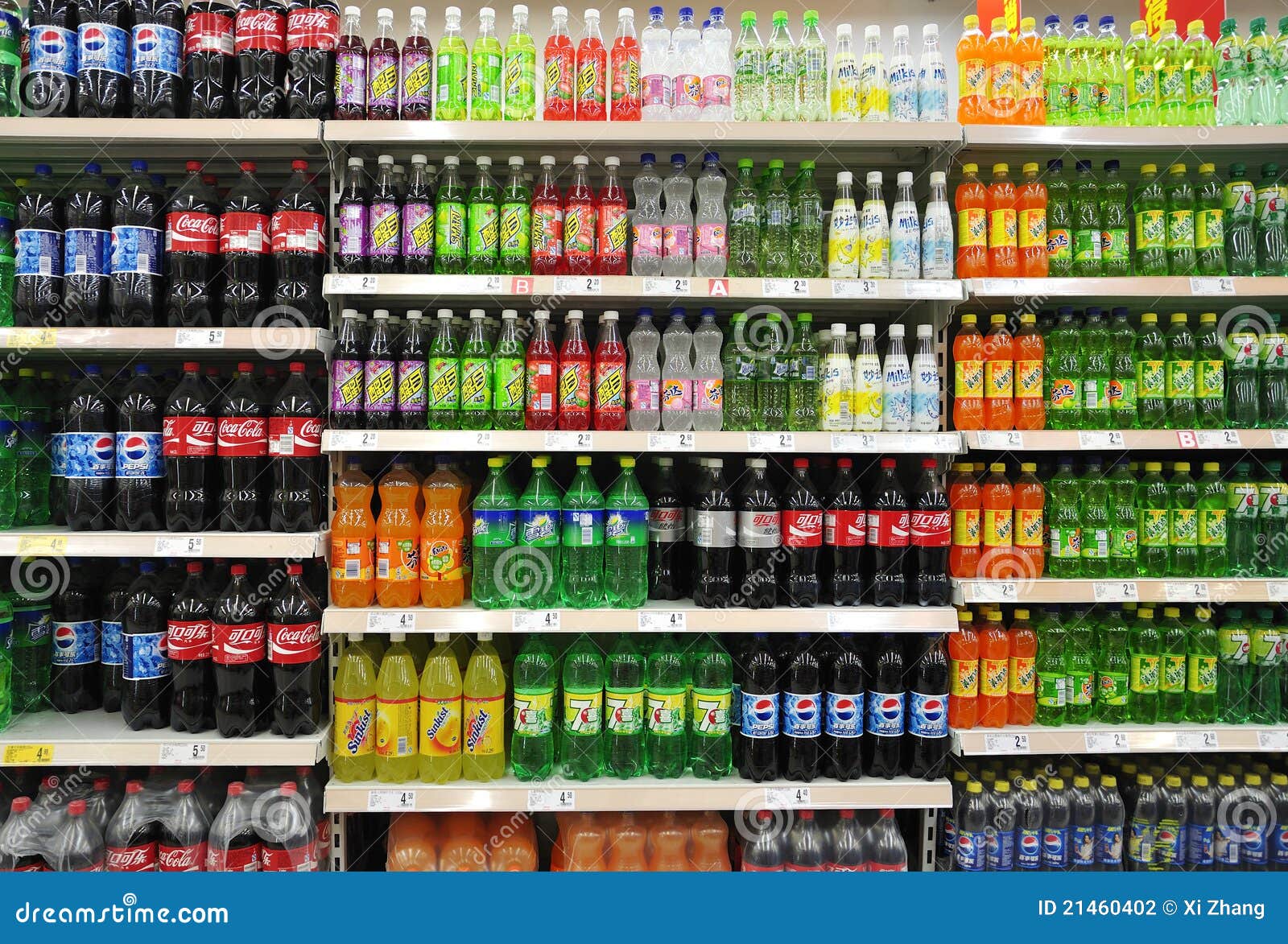 Refrescos E Bebidas No Supermercado Fotografia Editorial - Imagem de ...