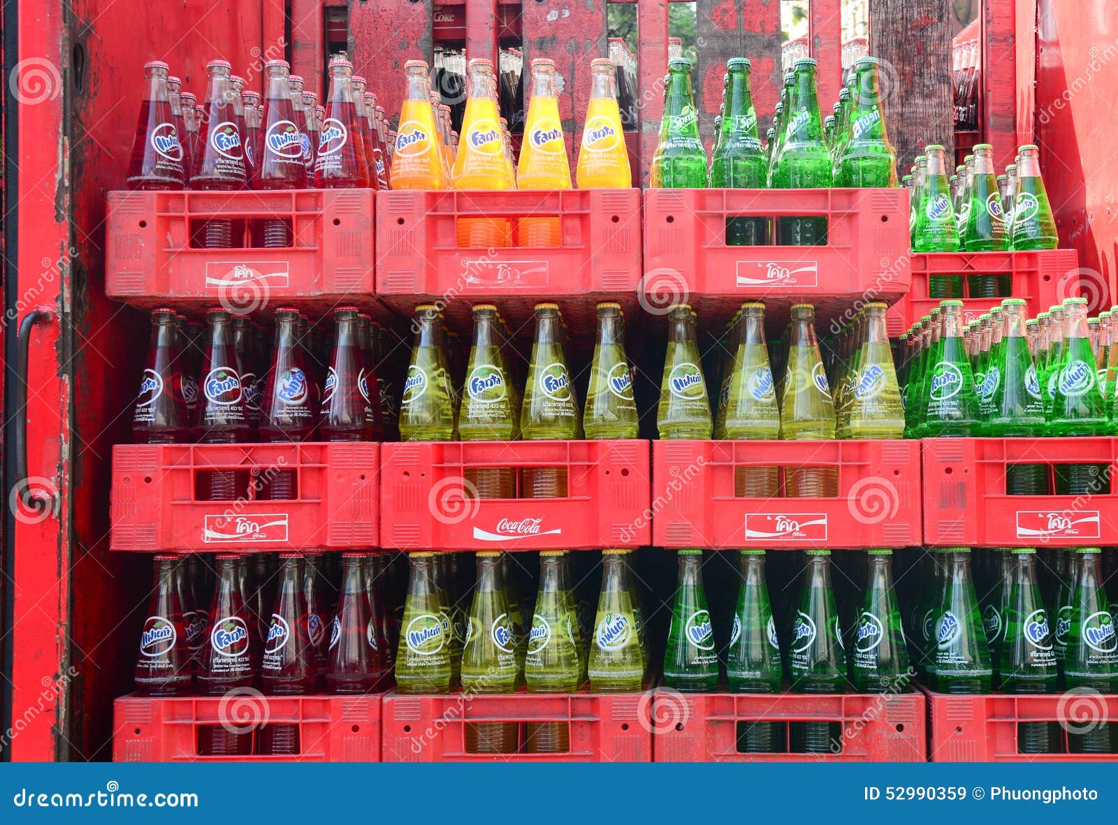 Refrescos En Botella En Un Supermercado Imagen de archivo editorial ...
