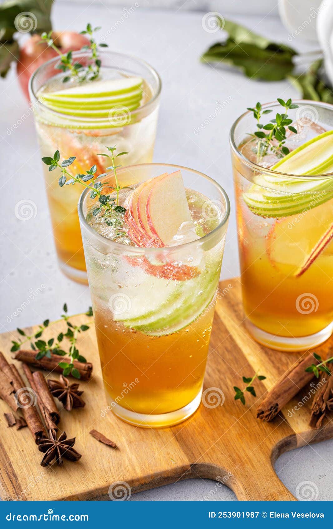 Refreshing Apple Cocktail or Mocktail with Ice and Sliced Apples Stock ...