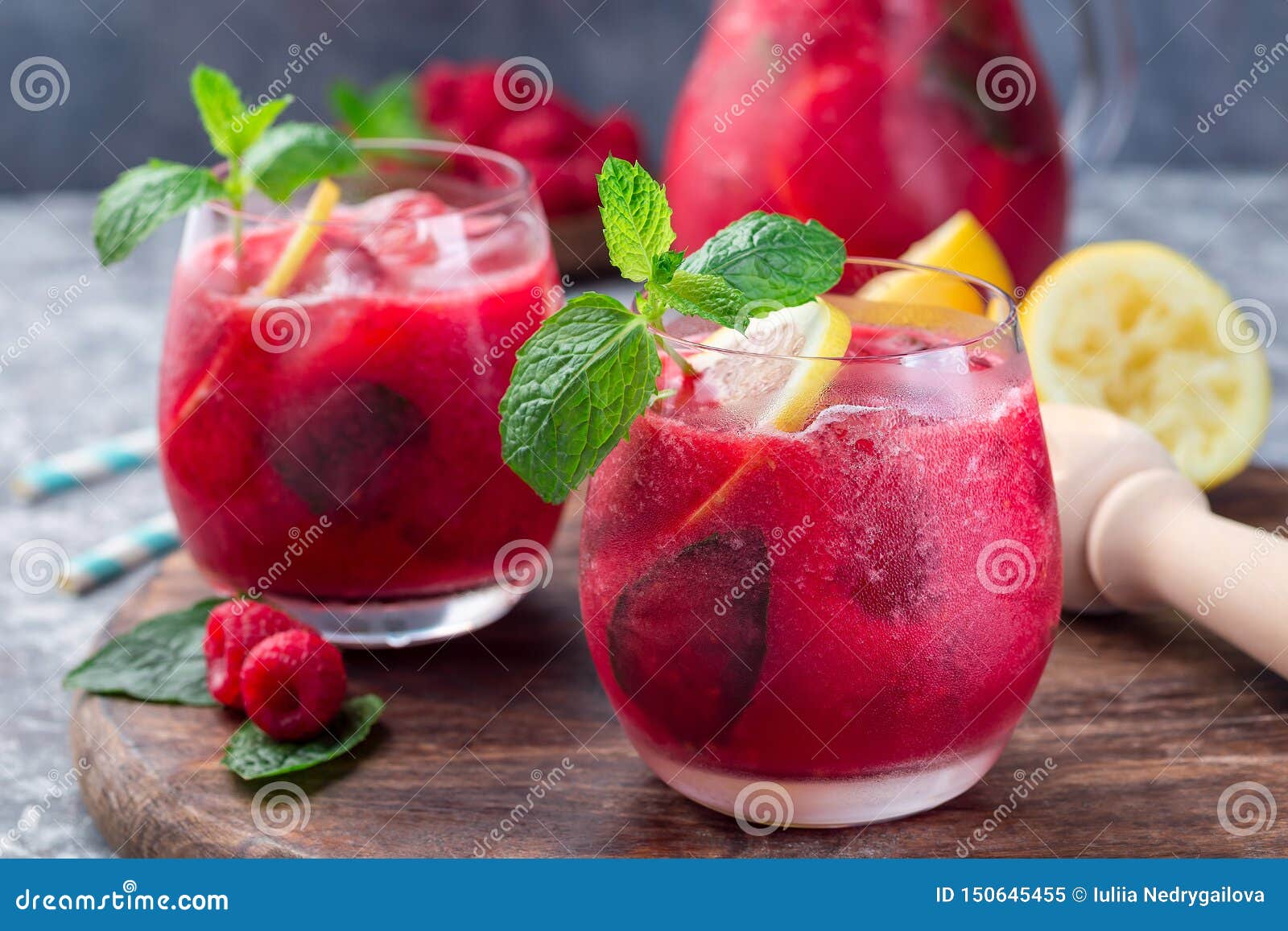 Refreshing Raspberry, Lemon and Mint Lemonade with Sparkling Water in ...