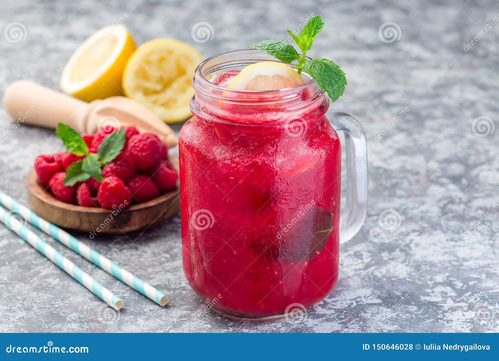 Refreshing Raspberry, Lemon and Mint Lemonade with Sparkling Water in a ...