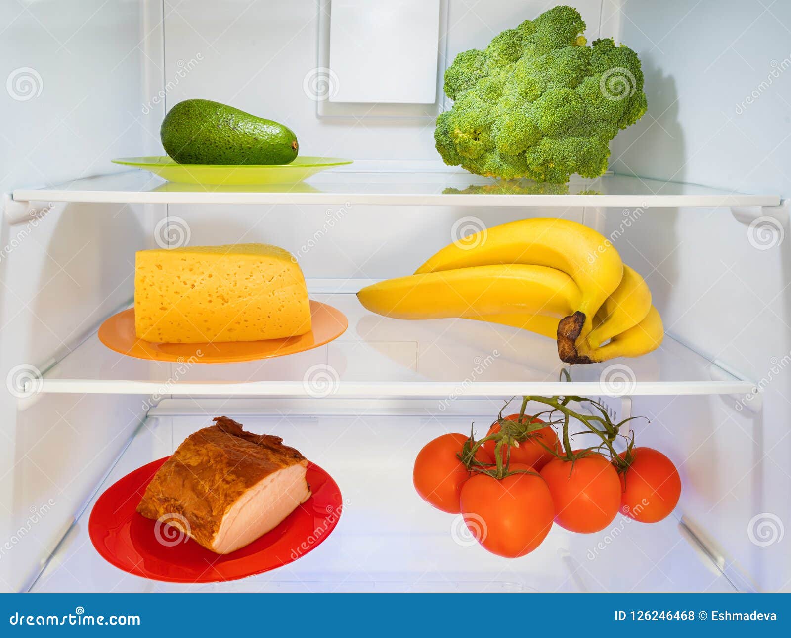 Refrigerador Con Un Poco De Comida Verde, Amarilla Y Roja Foto de ...