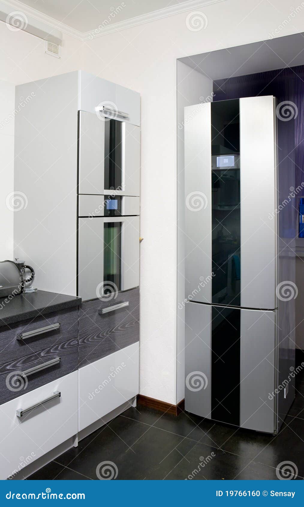 Refrigeradores En Cocina Moderna Foto de archivo - Imagen de casero ...