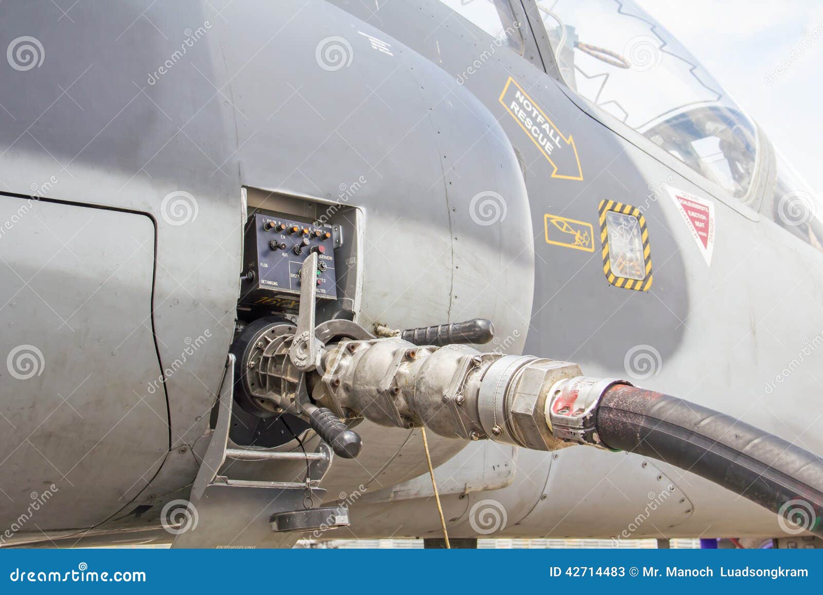 Refueling of aircraft stock image. Image of machine, energy - 42714483