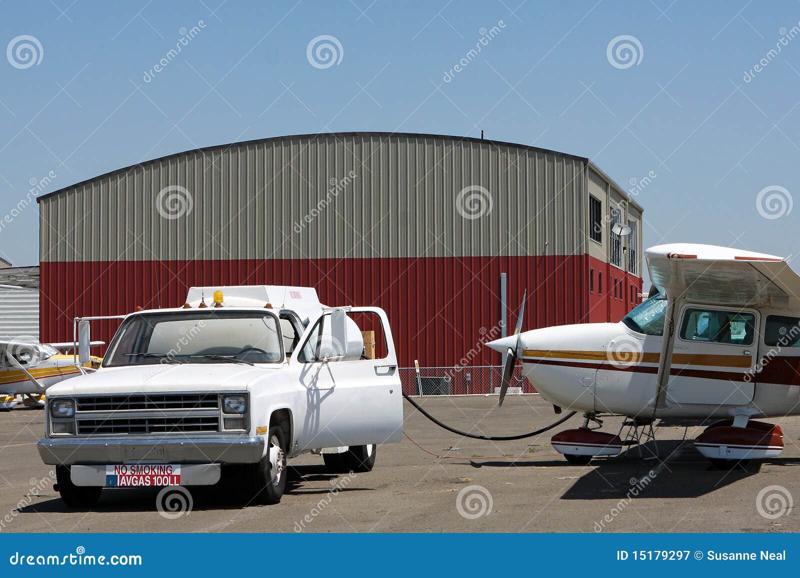 Refueling a Cessna Airplane Stock Image - Image of wings, prepare: 15179297