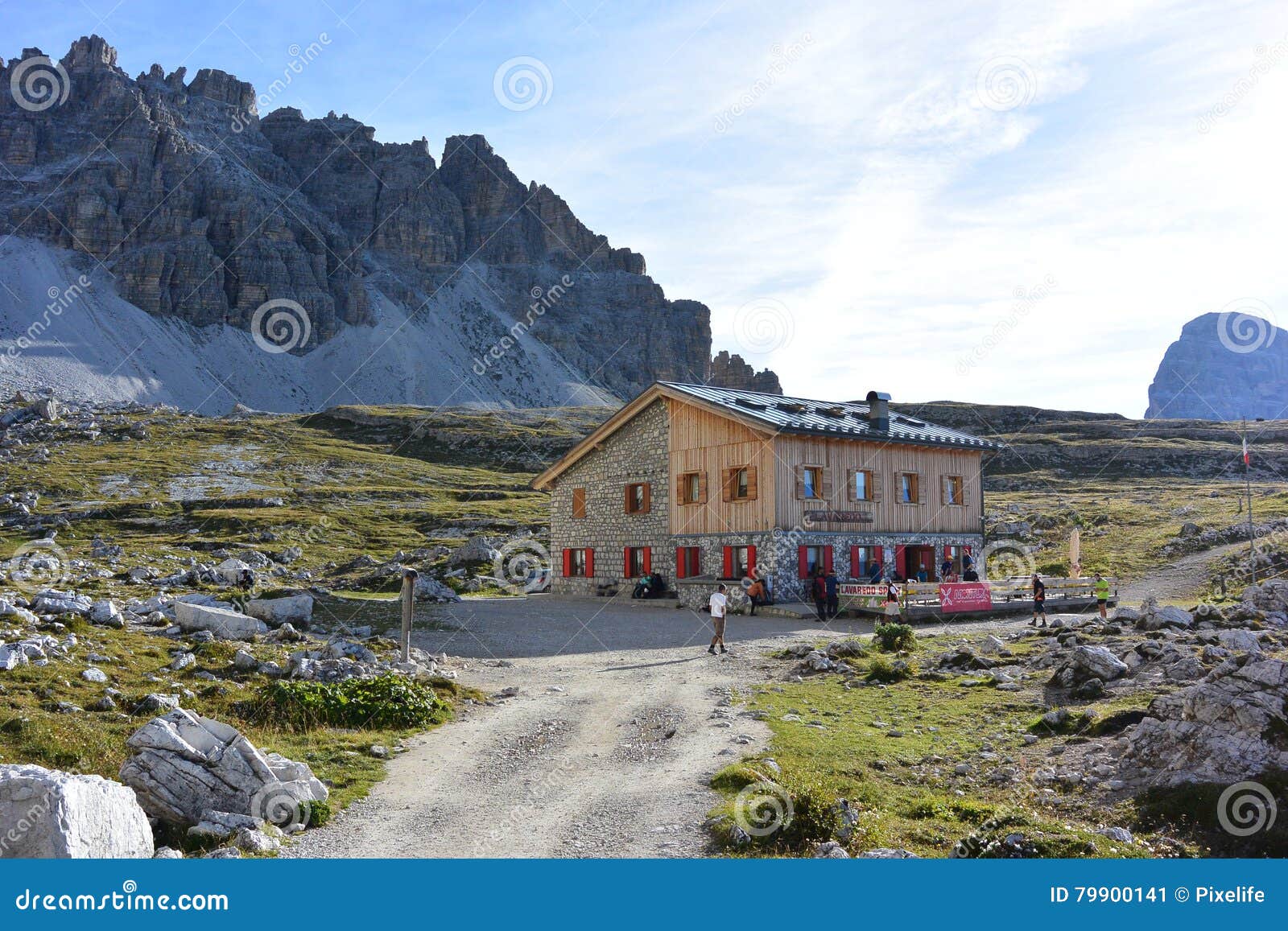 Refuge De Montagne Dans Les Dolomites Photo éditorial - Image du hausse ...