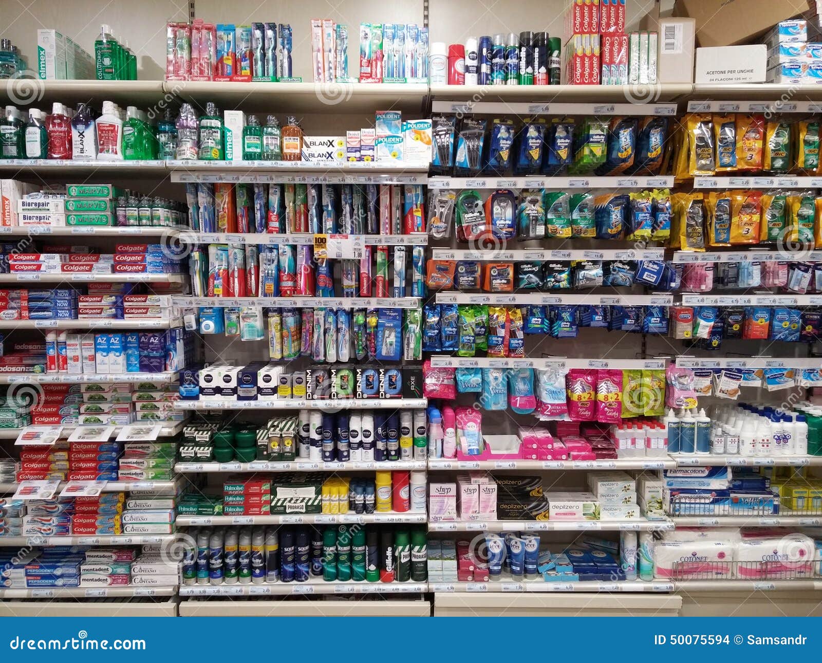 Regale Von Kosmetik Im Supermarkt Redaktionelles Stockbild - Bild von ...