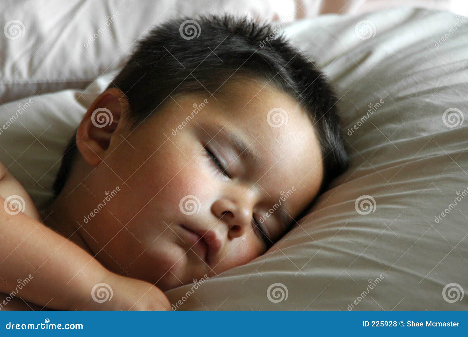 Regalo Con El Arqueamiento Rojo Foto de archivo - Imagen de poco ...