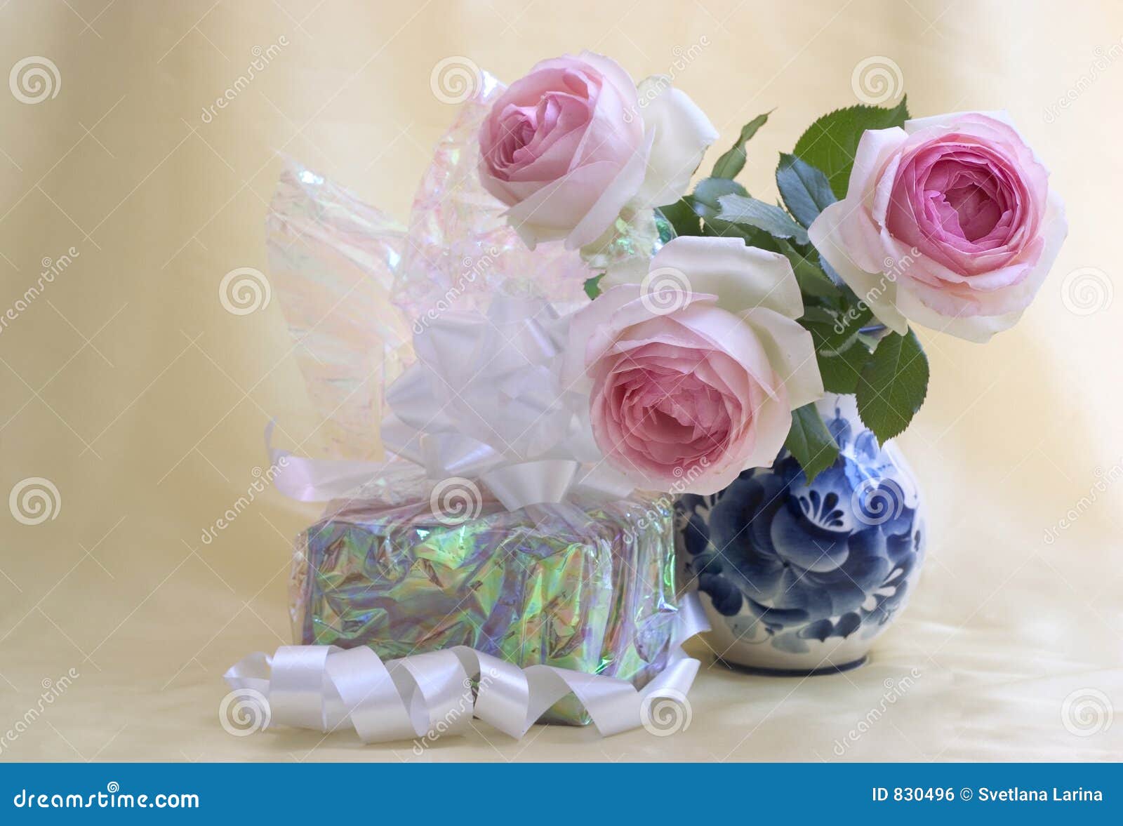 Regalo con las rosas foto de archivo. Imagen de fondo, valentina - 830496