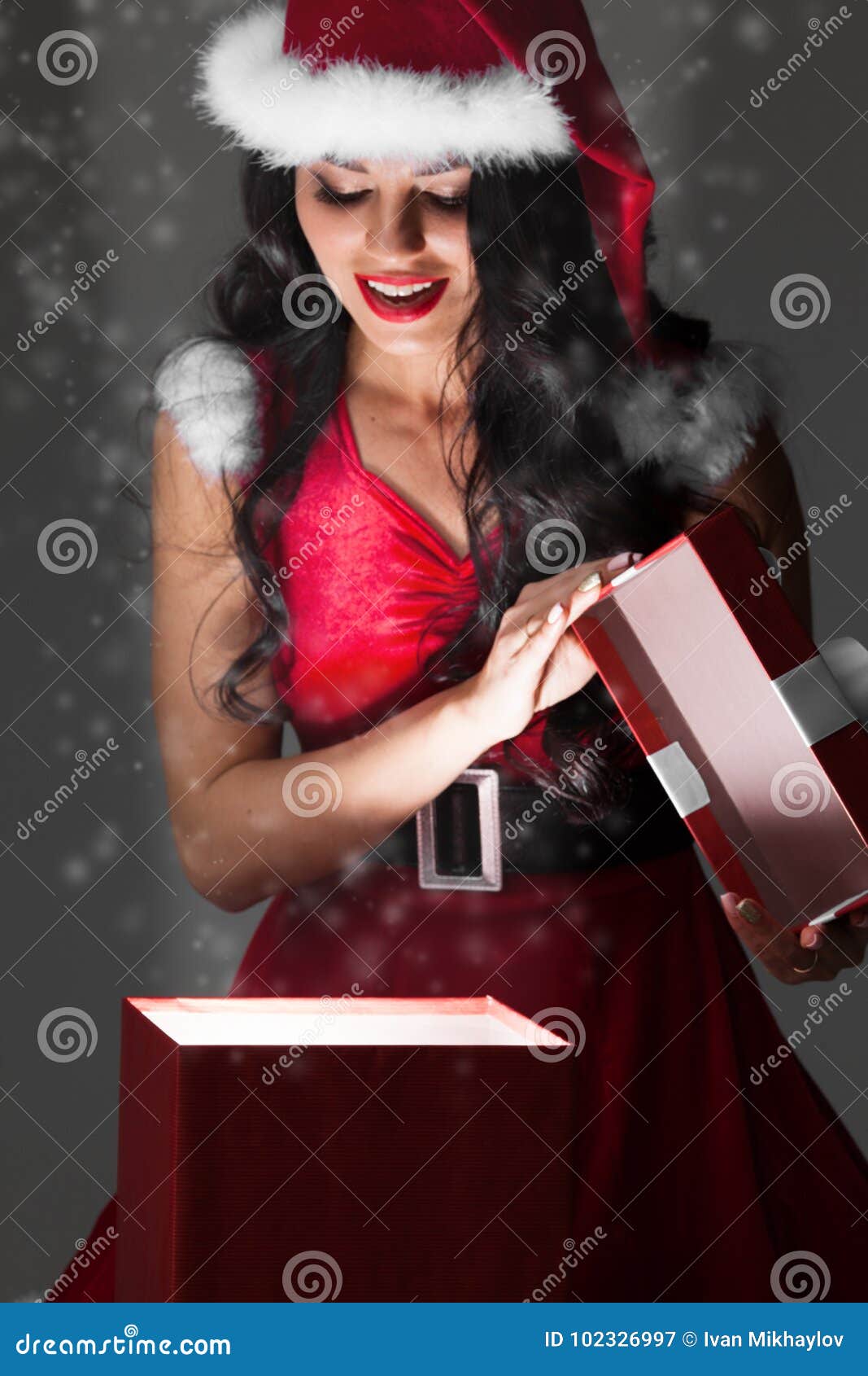 Regalo De La Navidad Que Brilla Intensamente Imagen de archivo - Imagen ...