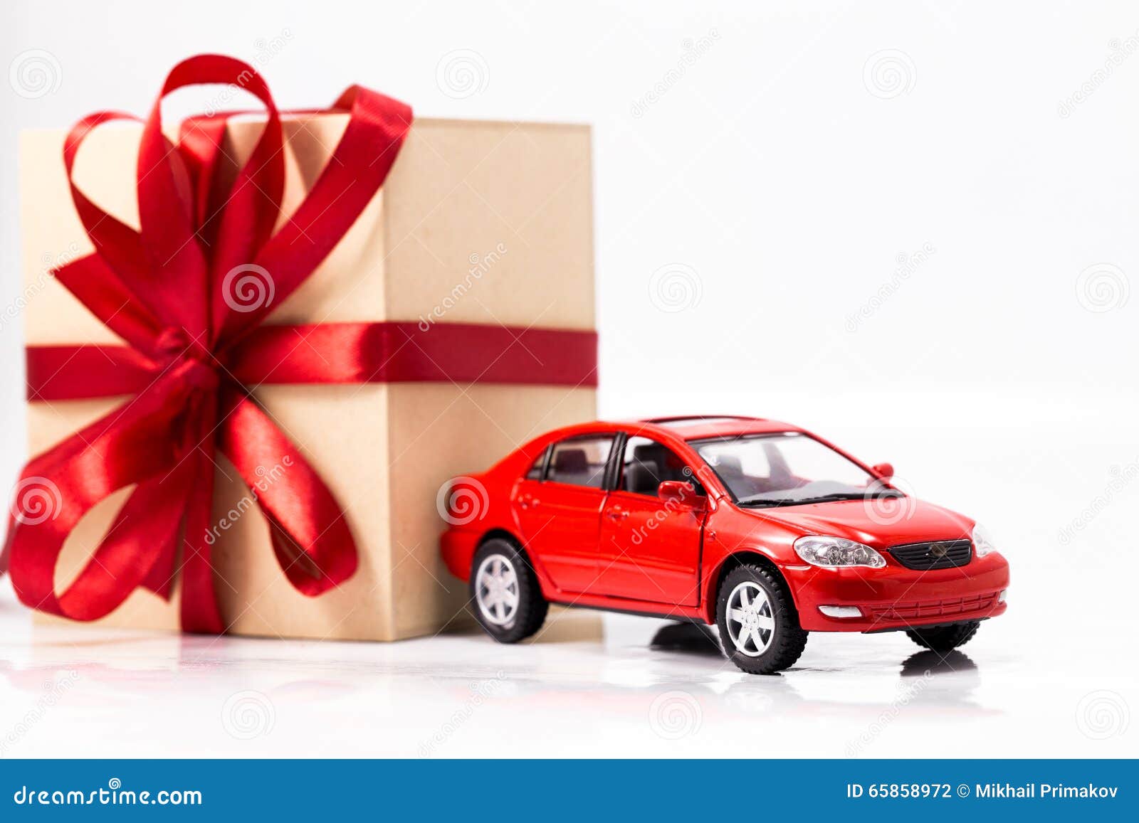 Regalo y coche de la caja foto de archivo. Imagen de cinta - 65858972
