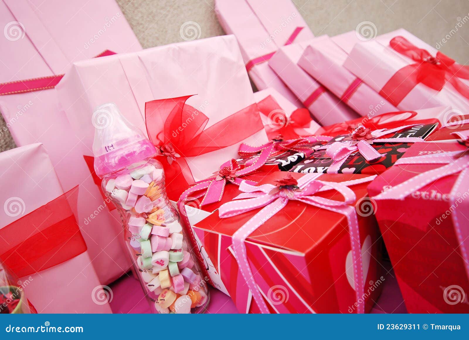 Regalos rosados imagen de archivo. Imagen de sorpresa - 23629311