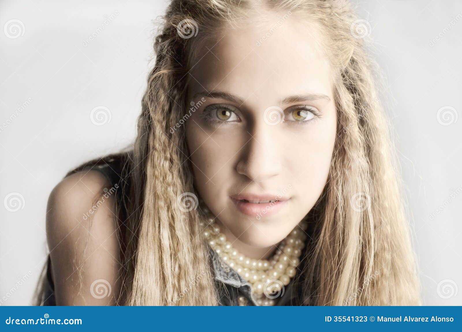 Regard expressif image stock. Image du blonde, fermer - 35541323