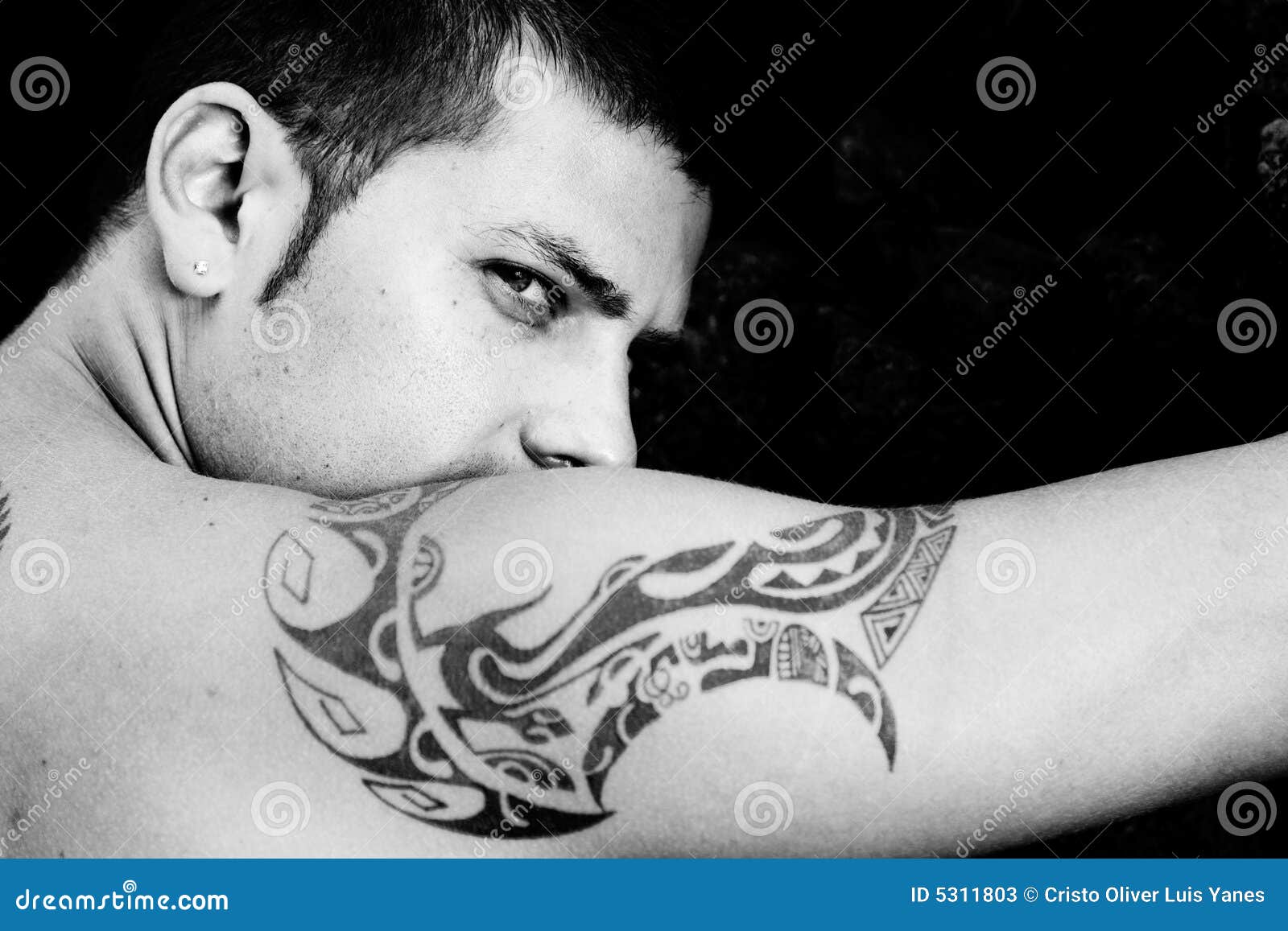 Regardez et tatto image stock. Image du type, épaules - 5311803