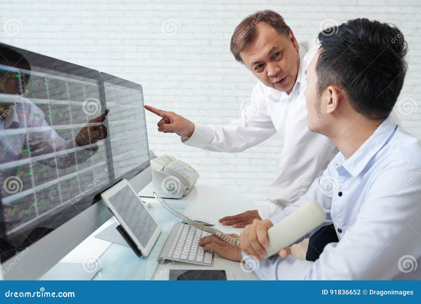 Regardez ici photo stock. Image du données, analyser - 91836652