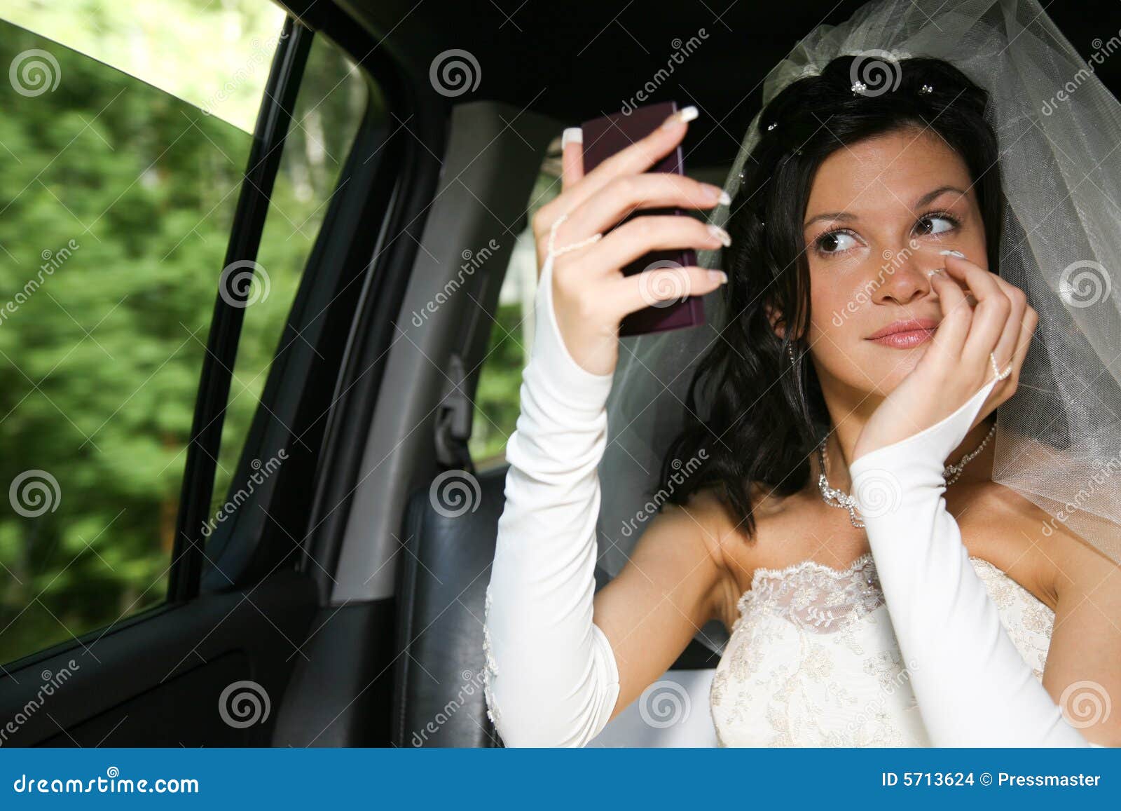 Regardez le miroir photo stock. Image du véhicule, main - 5713624